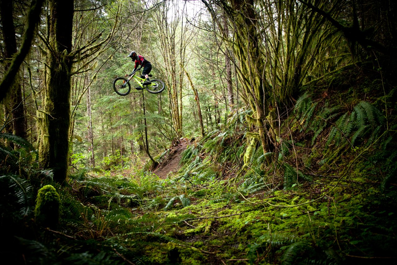 Jonathan Allyn volando con su Banshee Darkside