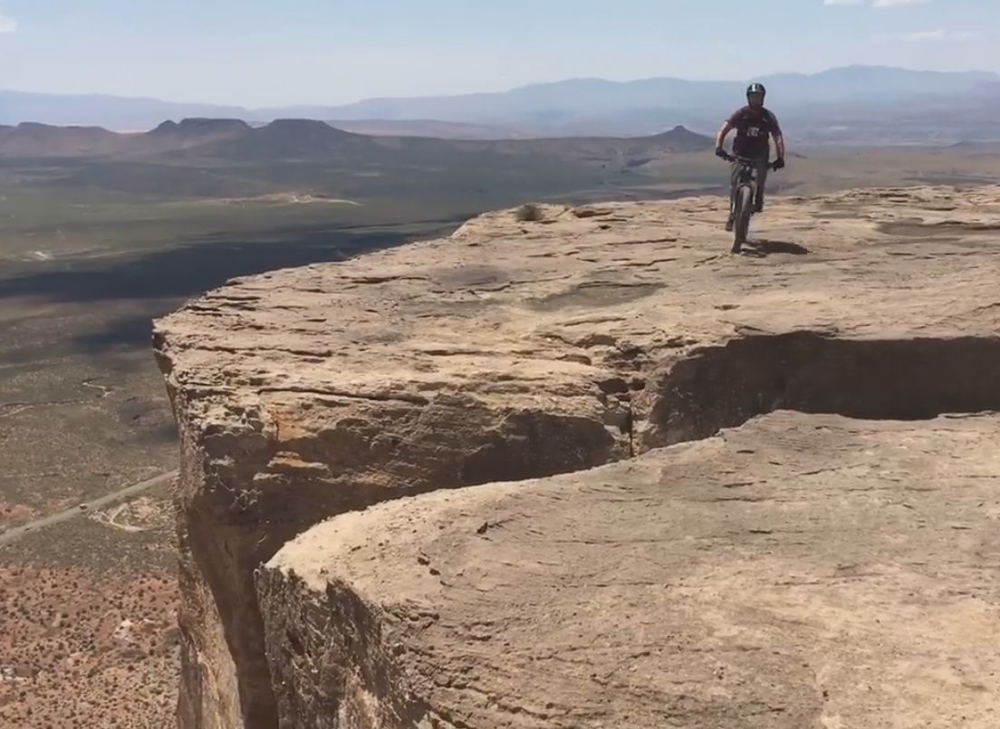 El peligro de montar al borde de un precipicio