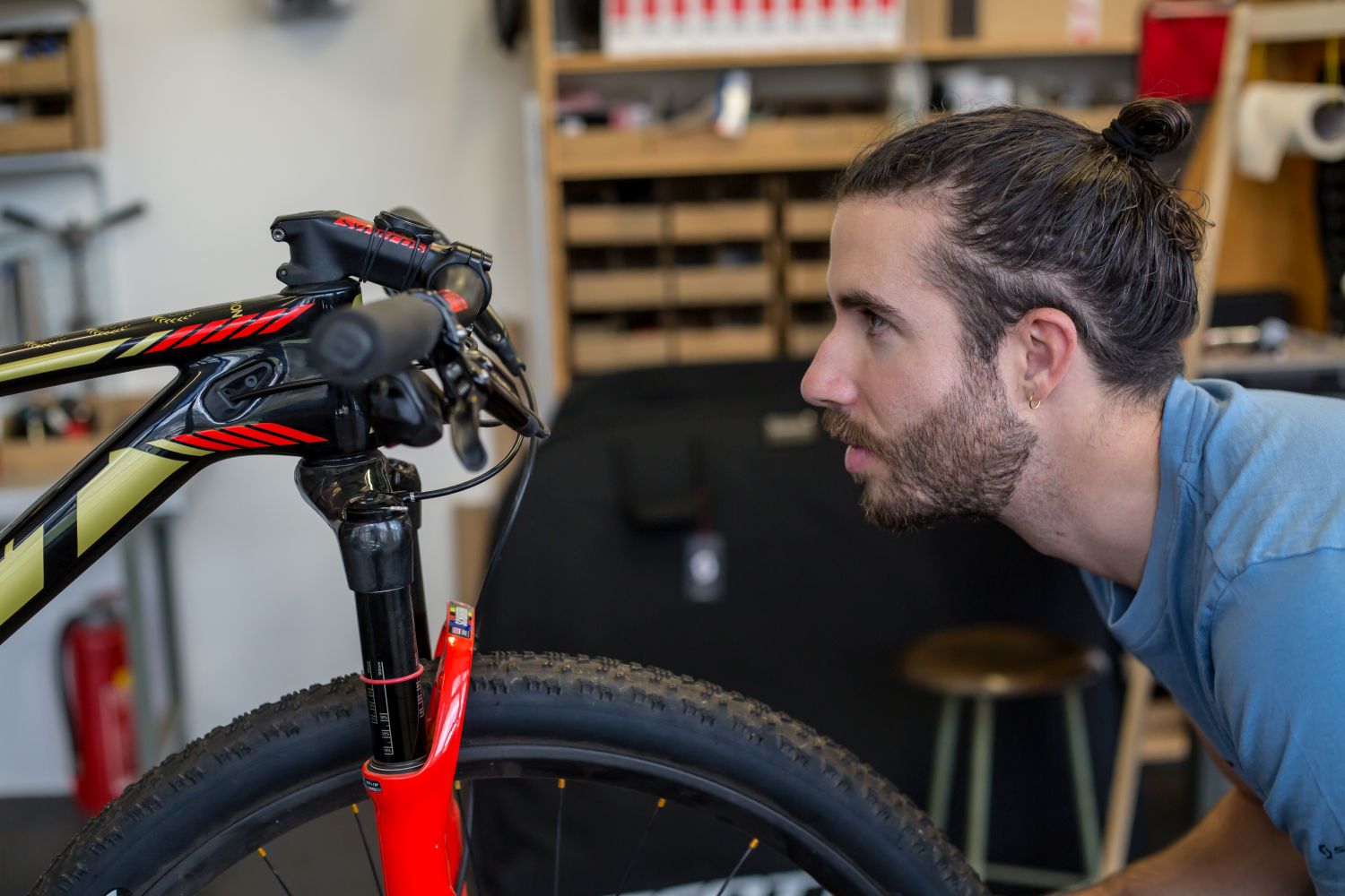 Configurando y ajustando manillar y manetas con Yanick Gyger, el ...