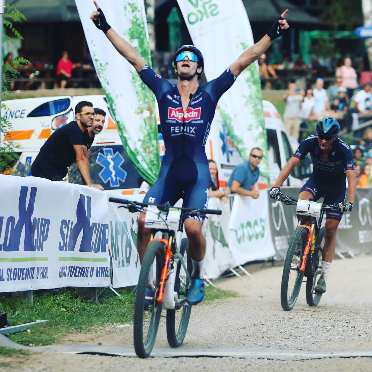 Sam Gaze vuelve a ganar en MTB, y ante rivales de nivel