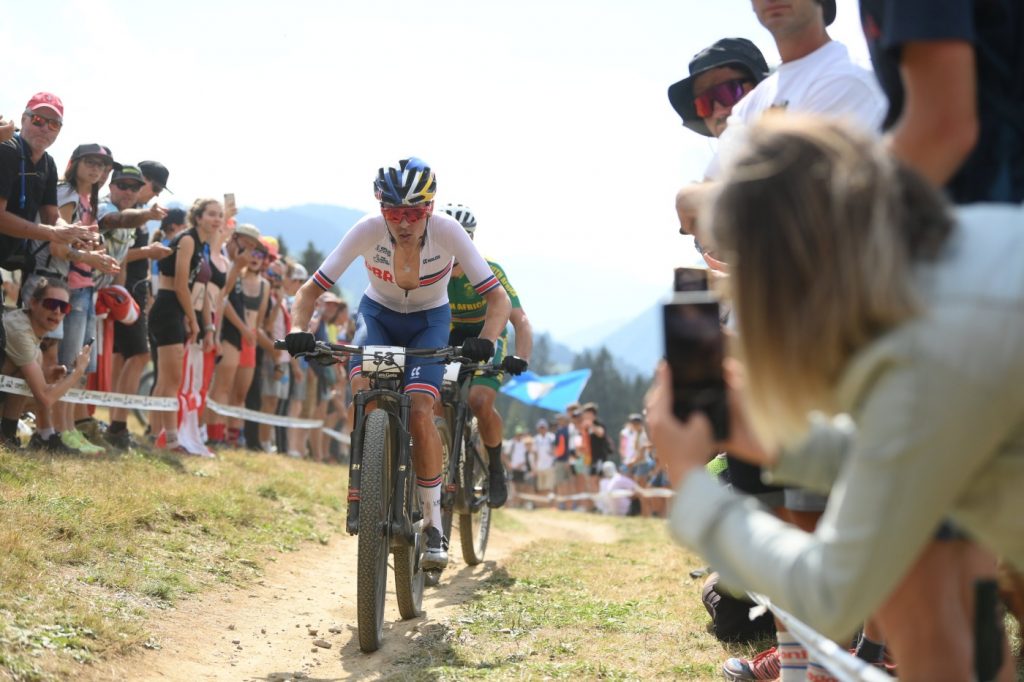 Nino Schurter 10 veces campeón del mundo, Valero excepcional 2º y Pidcock fuera del podio