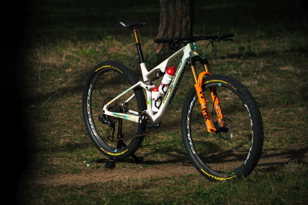 Esta es la Megamo Track R120 personalizada para la Cape Epic del equipo ...