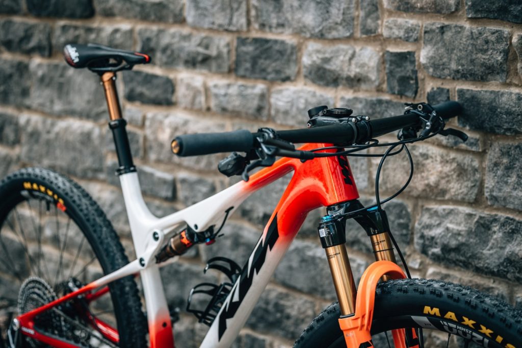 Las nuevas (y espectaculares) KTM Scarp personalizadas para su equipo ...