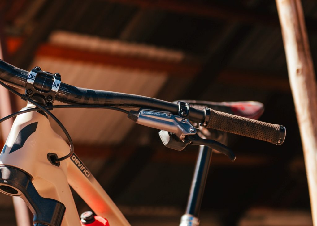 Guía frenos SRAM Stealth: versiones Ultimate, Silver y la nueva Bronze ...