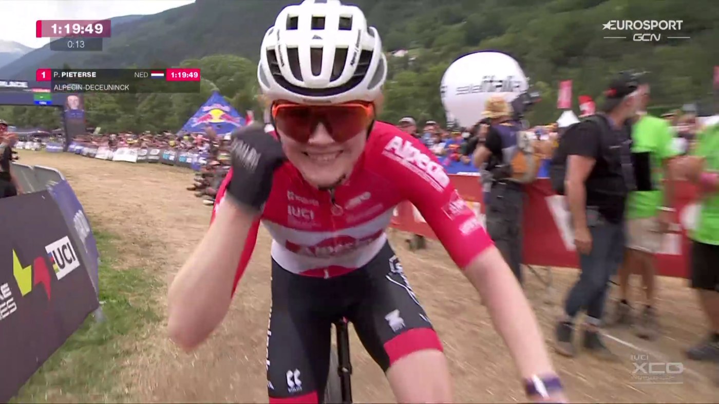Puck Pieterse está otra liga, arrasa en la Copa del Mundo de Val di Sole