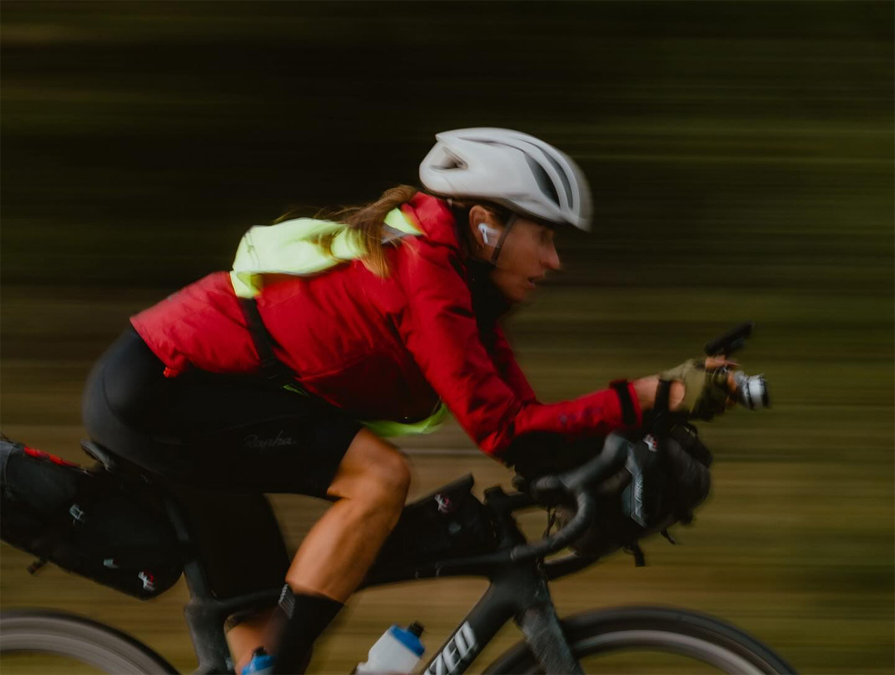 Lael Wilcox bate el récord Guinness de la vuelta al mundo en bici