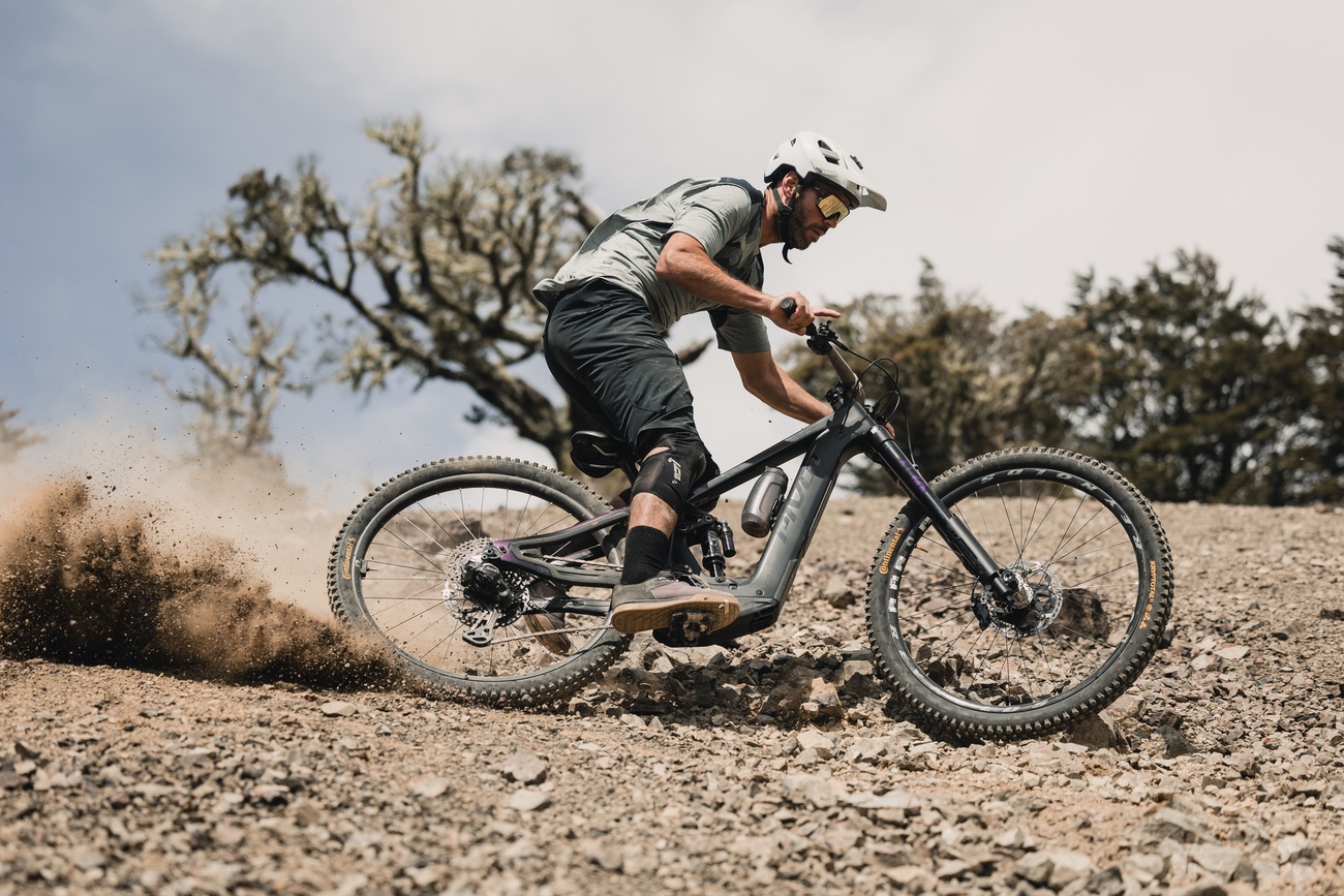 Pivot presenta la nueva Shuttle LT 2026, su e-MTB más radical y ...